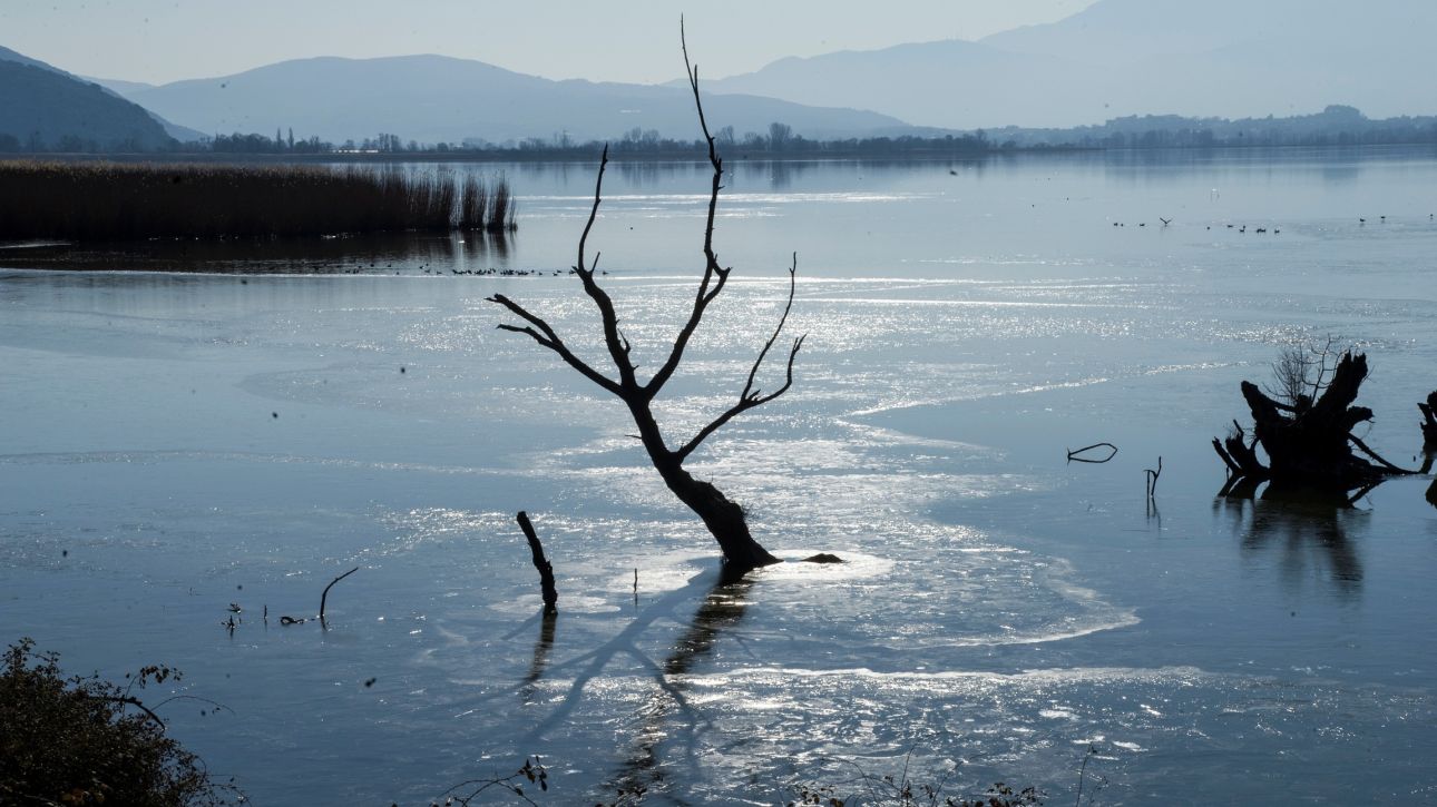 Ψαράς εντόπισε αντιαρματική νάρκη στη λίμνη των Ιωαννίνων - CNN.gr