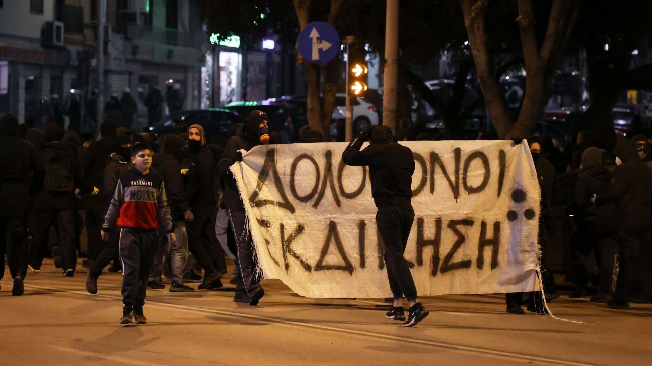 Κλειστή η περιφερειακή Αιγάλεω από Ρομά - CNN.gr