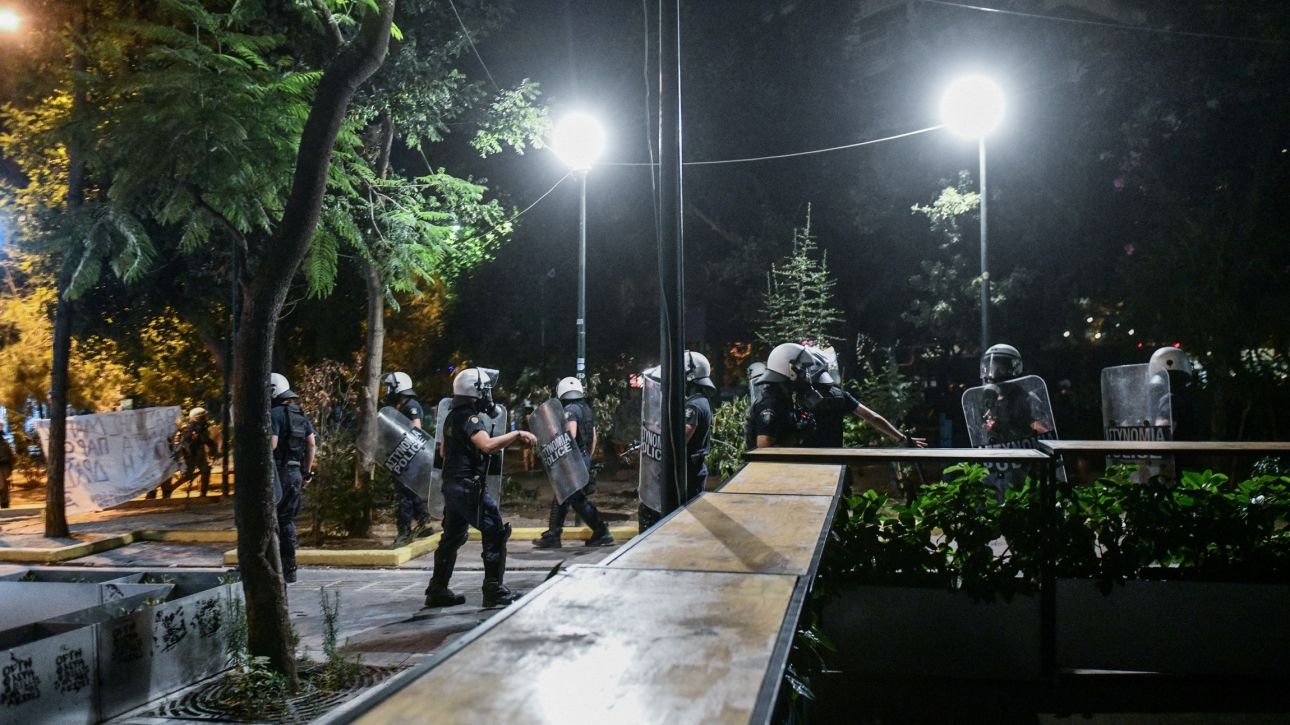 Επεισόδια στα Εξάρχεια: Μολότοφ και κρότου λάμψης - Στις φλόγες τρία ...