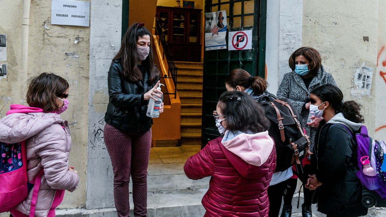 Τριπλή απειλή ιώσεων στα σχολεία: «Να επανέλθει η χρήση μάσκας στα ...