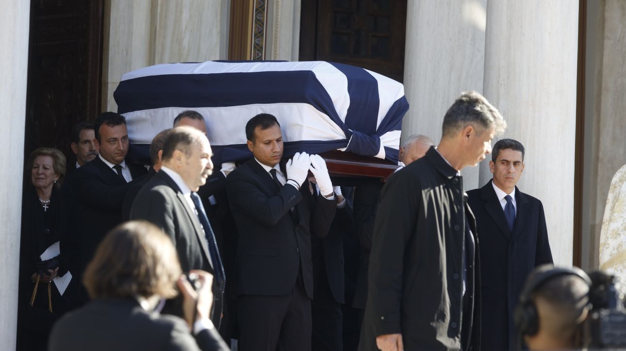Τέως βασιλιάς Κωνσταντίνος: Καθ' οδόν προς το Τατόι η πομπή - CNN.gr