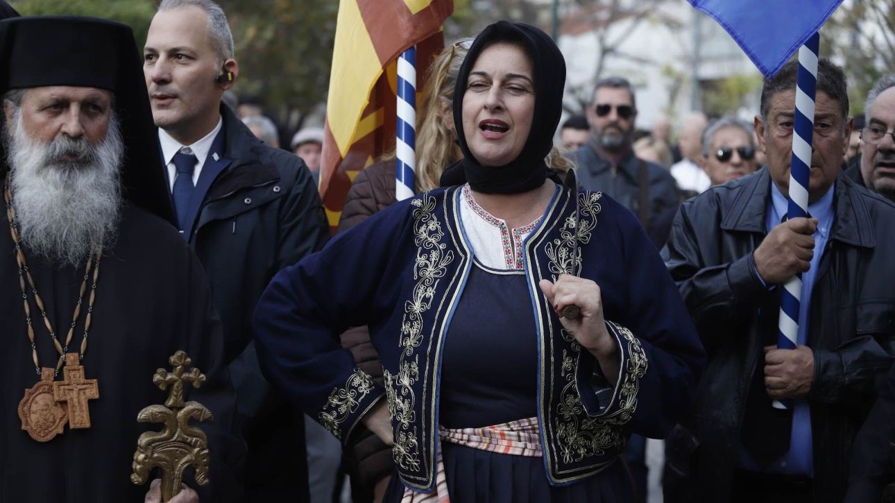 Τέως βασιλιάς Κωνσταντίνος: Μανιάτες με παραδοσιακές στολές στο λαϊκό ...