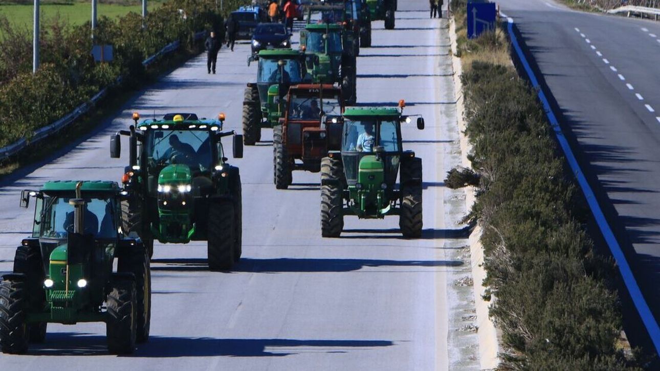 Λάρισα: Μπλόκο αγροτών με τρακτέρ στον Πλατύκαμπο - CNN.gr