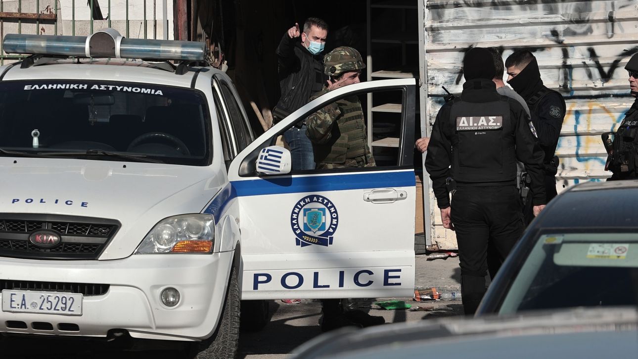 Θεσσαλονίκη: Συνελήφθη 27χρονος που μετέφερε παράνομα αλλοδαπούς - CNN.gr