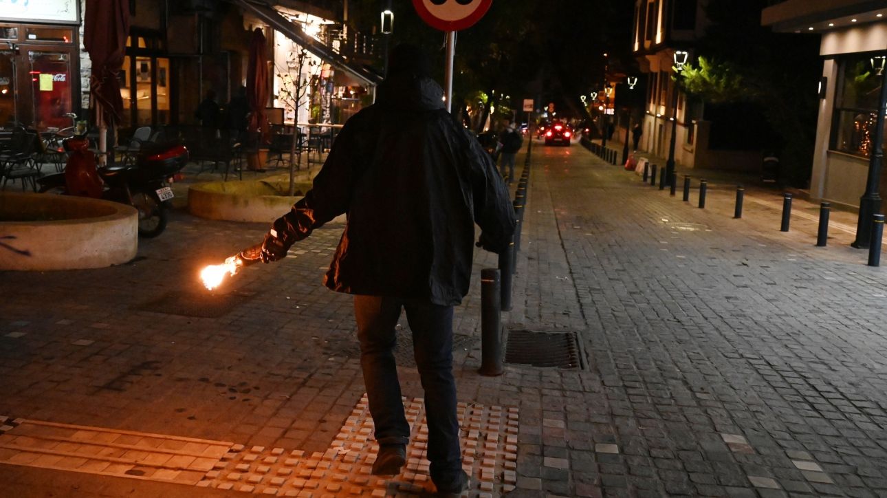 Επιθέσεις με μολότοφ σε διμοιρίες των ΜΑΤ στα Εξάρχεια - CNN.gr