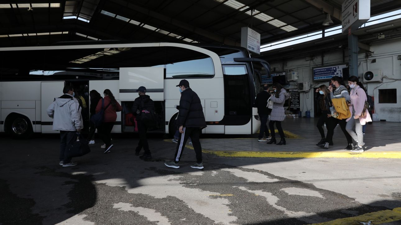 Τριήμερο Καθαράς Δευτέρας: Αυξημένη κίνηση σε ΚΤΕΛ και λιμάνια - CNN.gr