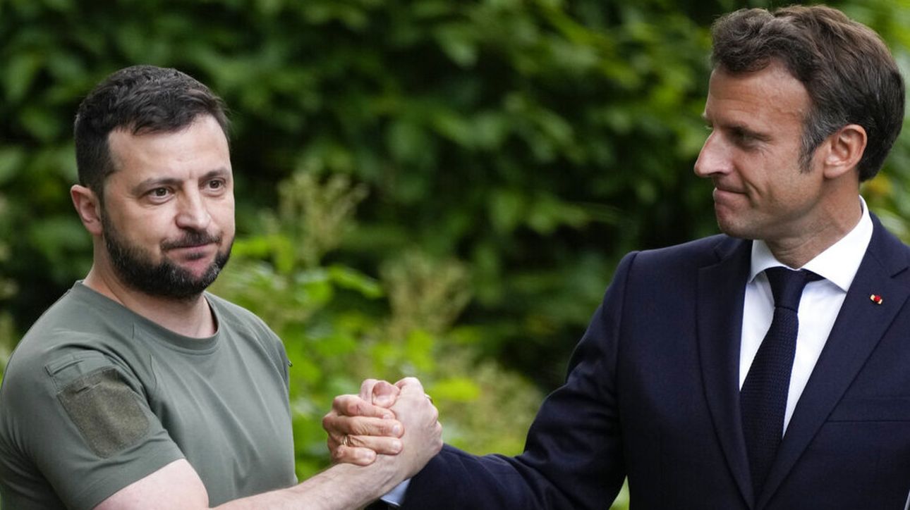 Εμανουέλ Μακρόν: Το Παρίσι είναι στο πλευρό των Ουκρανών και εύχεται τη ...