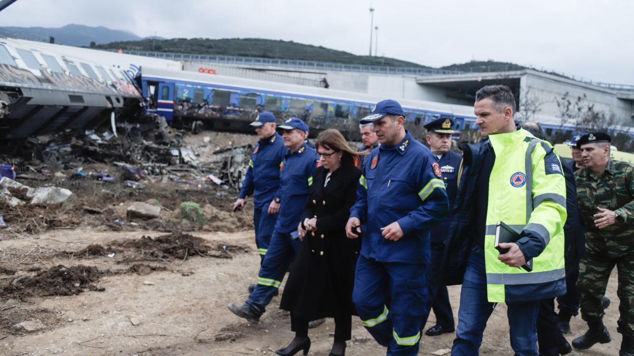 Σύγκρουση τρένων στα Τέμπη: Στο σημείο της τραγωδίας η Κατερίνα ...