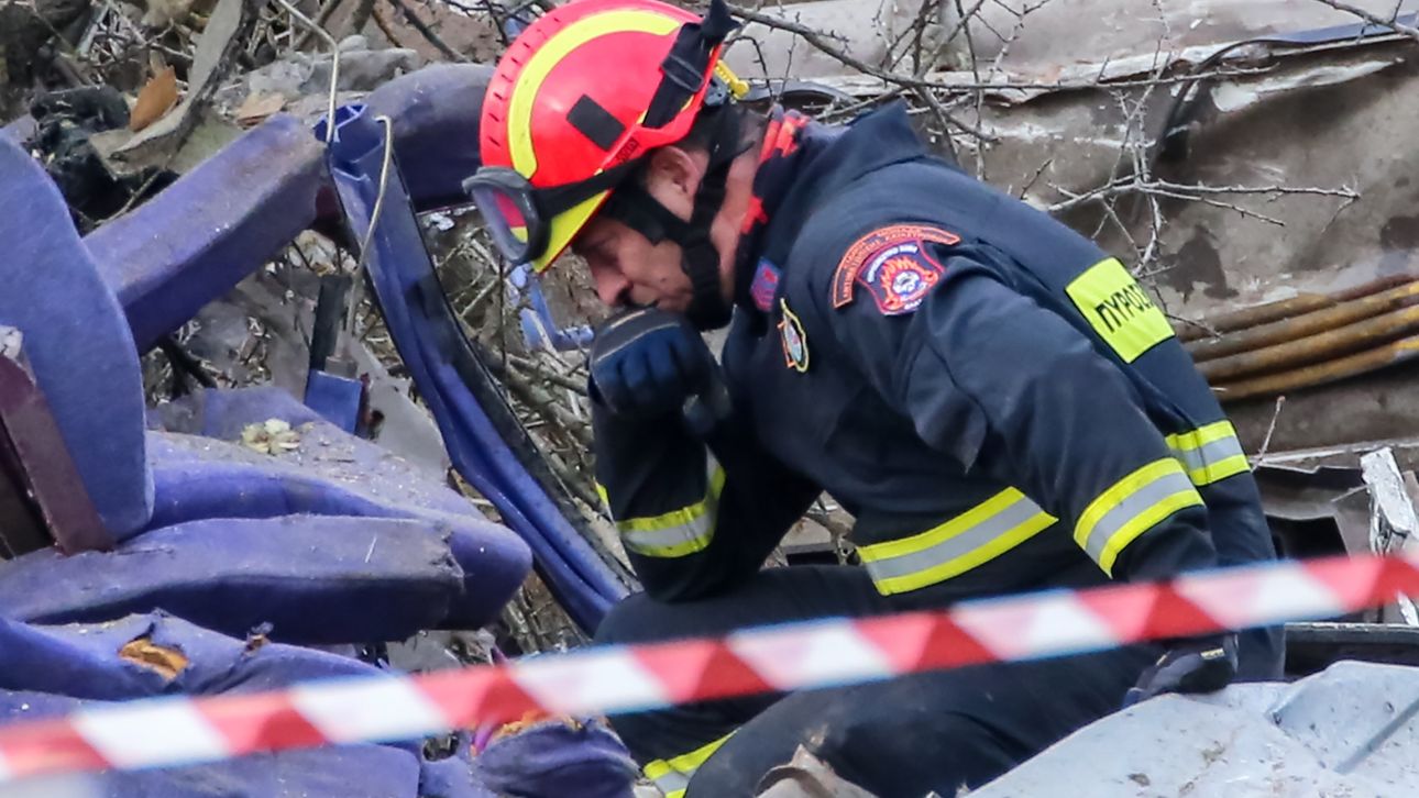 Σύγκρουση τρένων στα Τέμπη: 43 οι νεκροί, οι περισσότεροι ηλικίας 20-30 ...
