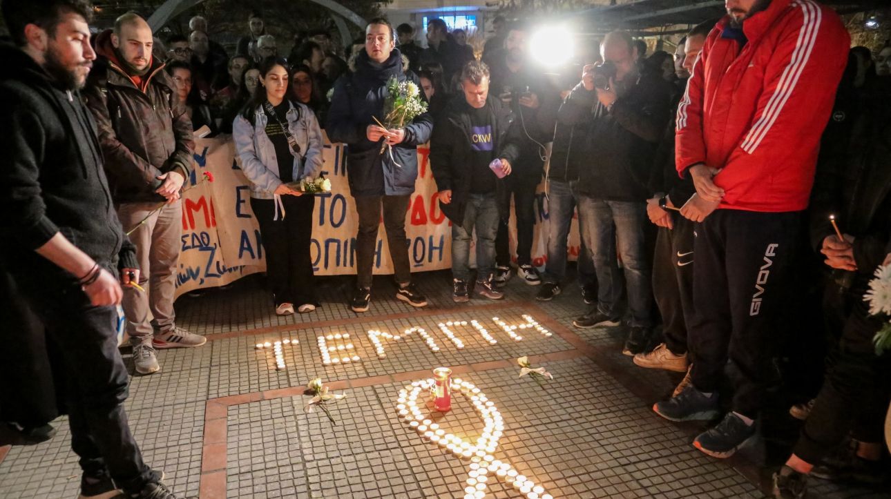 Θρήνος για τους νεκρούς στα Τέμπη - Αφήνουν λουλούδια σε σταθμούς ...