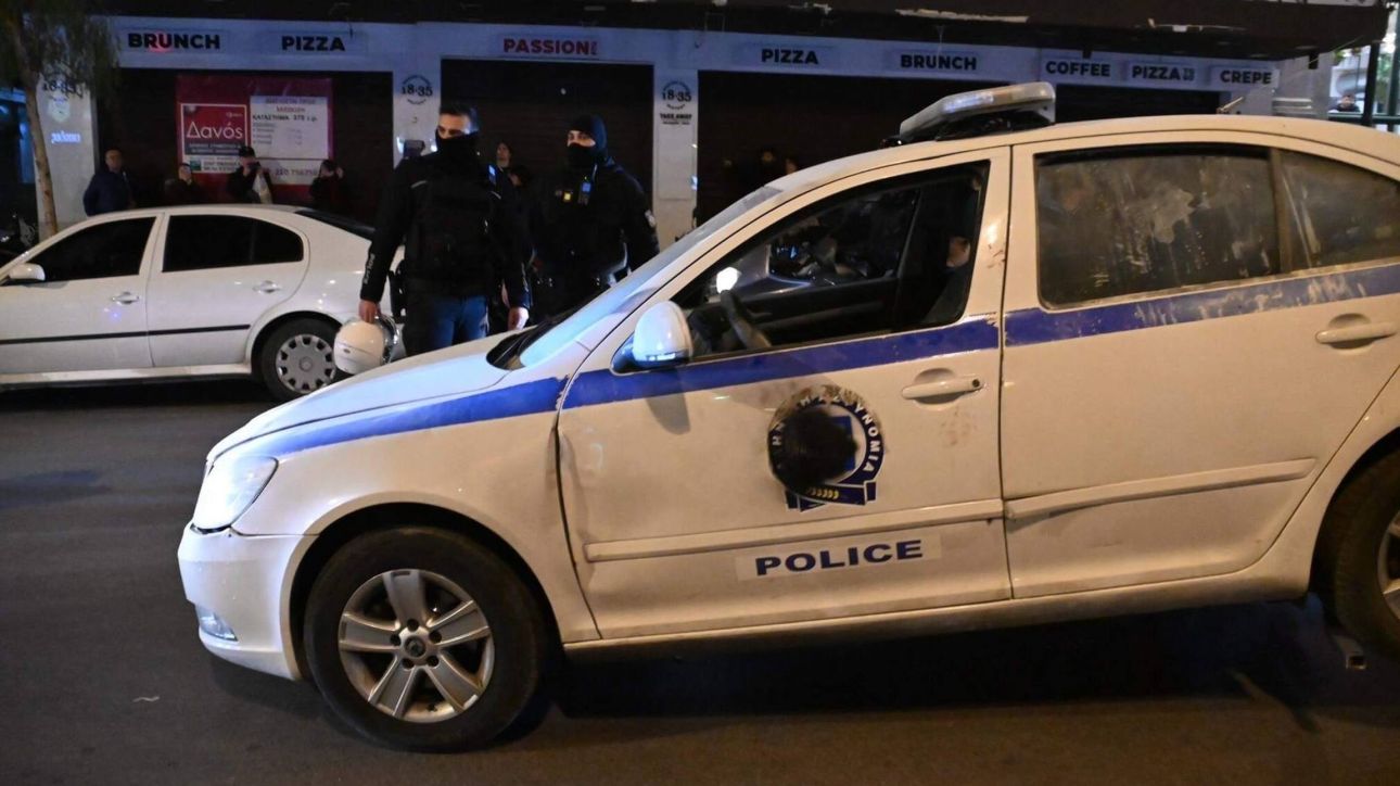Διαδήλωση για Τέμπη: Έκαψαν περιπολικό σε επεισόδια στο Μοναστηράκι ...