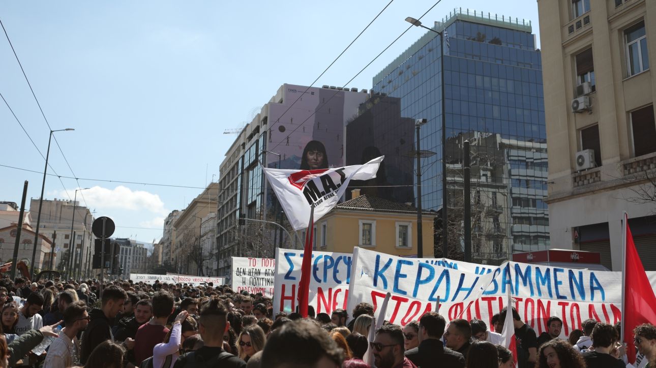Συλλήψεις στο κέντρο της Αθήνας: Φωτοβολίδες και όπλο-ρέπλικα σε ...