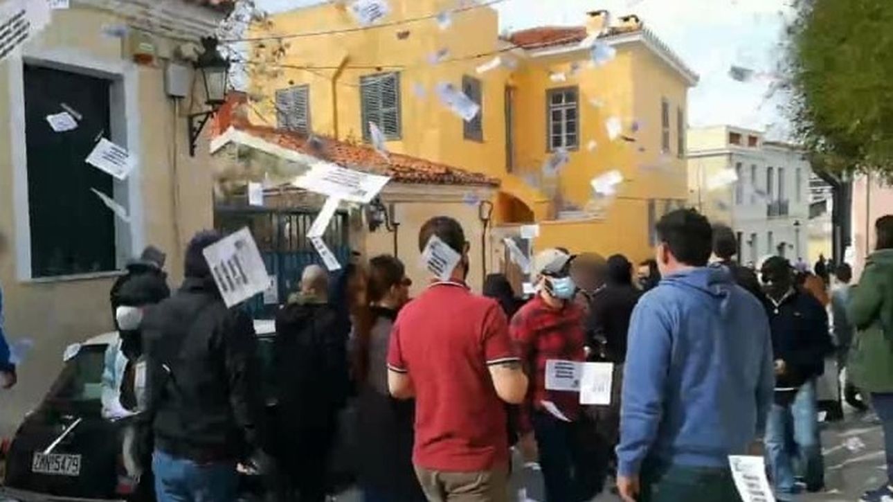 Ομάδα του Ρουβίκωνα στο σπίτι του Κώστα Αχ. Καραμανλή στην Πλάκα - CNN.gr