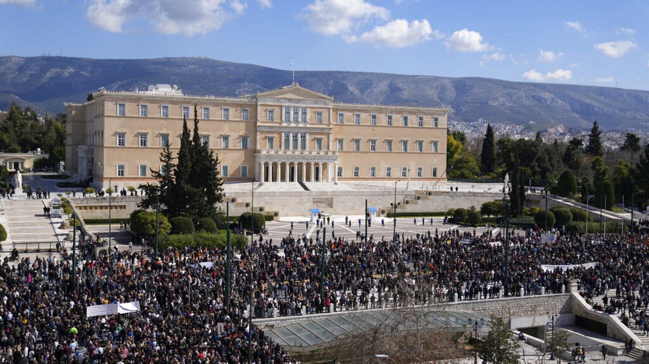 Απεργία: Σε «κλοιό» η χώρα την Πέμπτη - Τα καλέσματα ΓΣΕΕ και ΑΔΕΔΥ ...