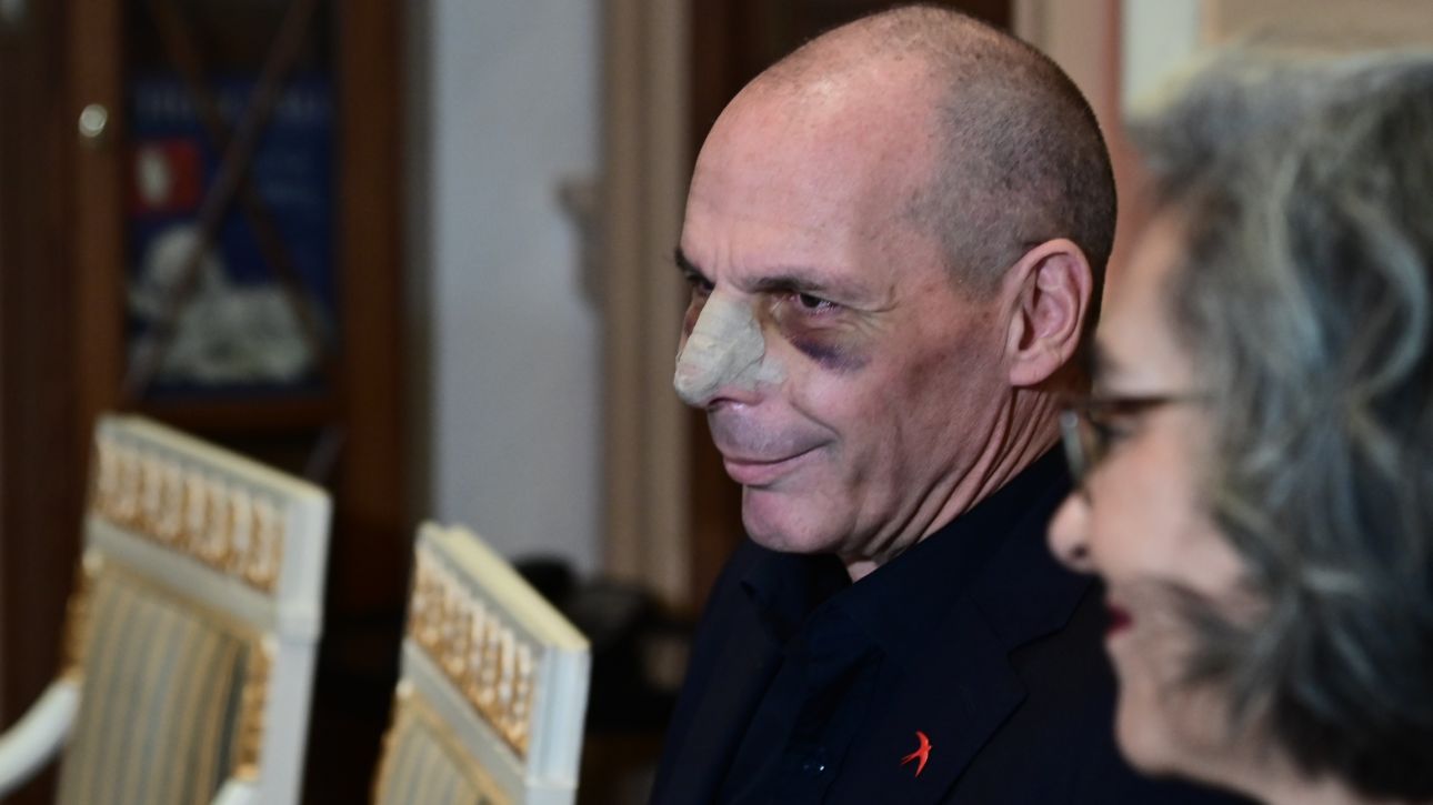 Καταθέτει για τον ξυλοδαρμό του ο Βαρουφάκης - Απολογείται 19χρονος ...