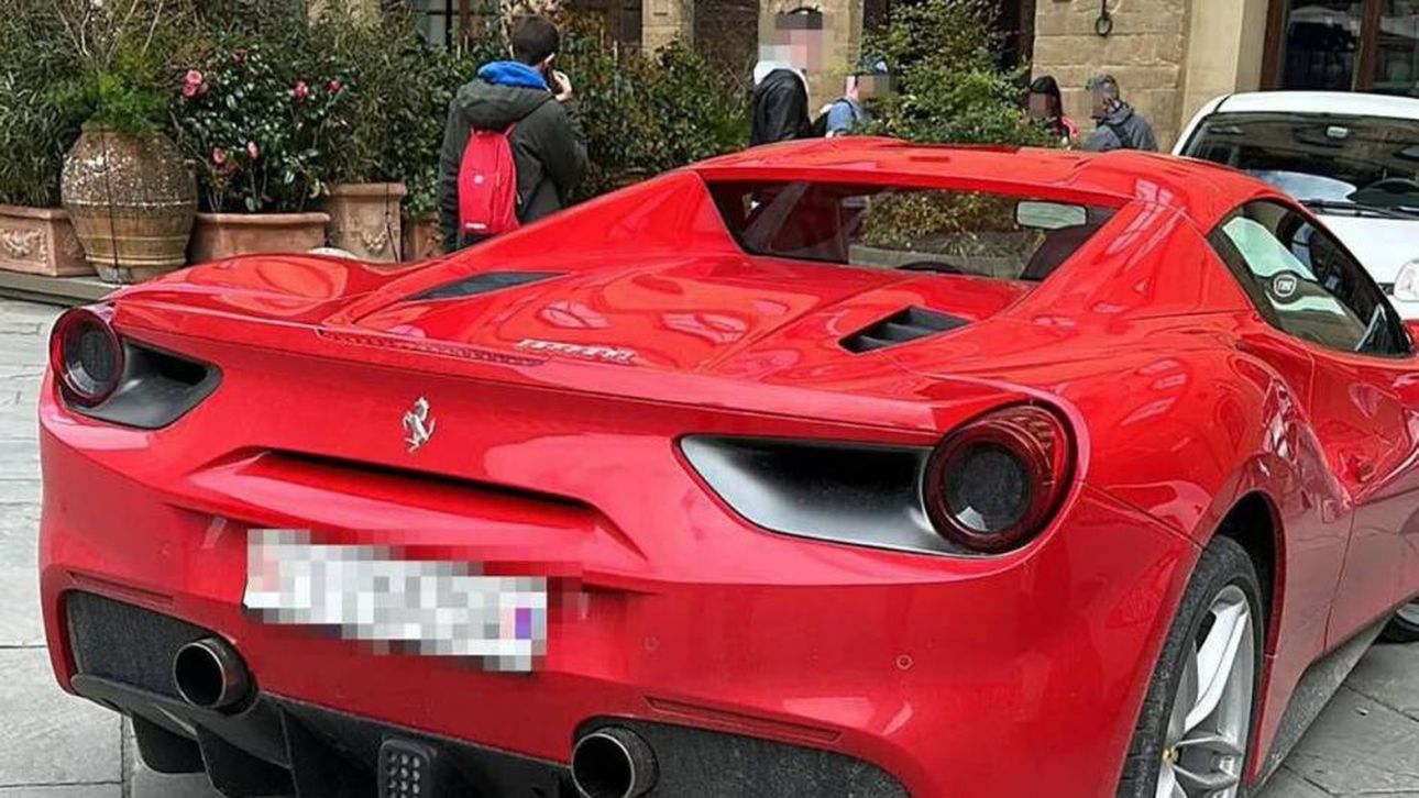 Πρόστιμο σε τουρίστα που έκανε «βόλτες» με τη Φερράρι του σε πλατεία ...