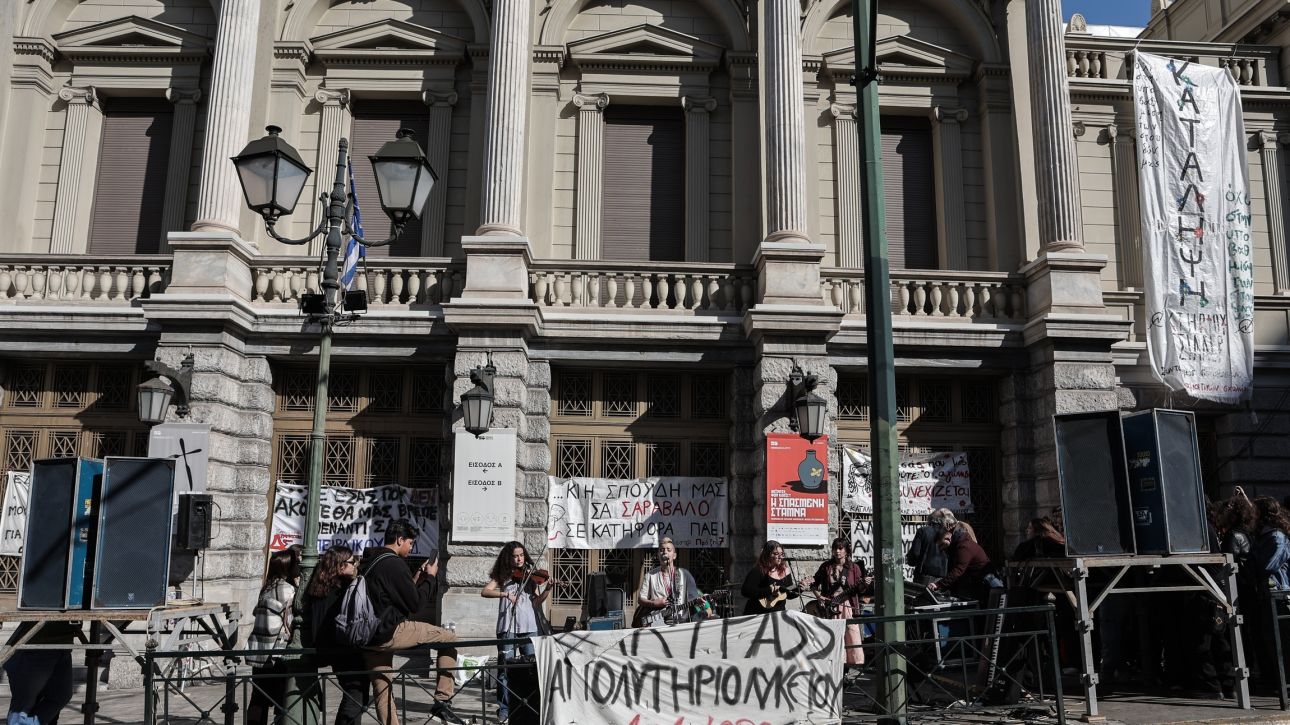 Ανοίγει ξανά το Εθνικό Θέατρο: Έληξε η κατάληψη στο κτήριο Τσίλλερ - CNN.gr