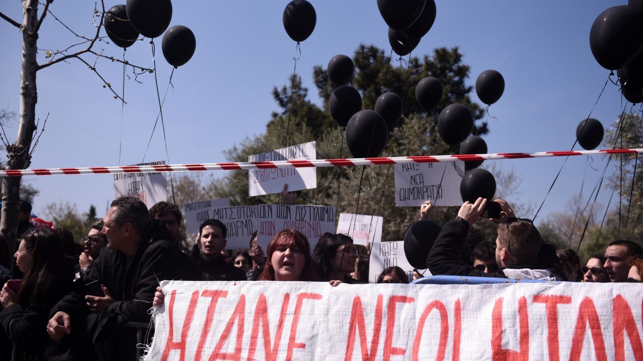 25η Μαρτίου: Παρελάσεις με μαύρα περιβραχιόνια και μπαλόνια - CNN.gr