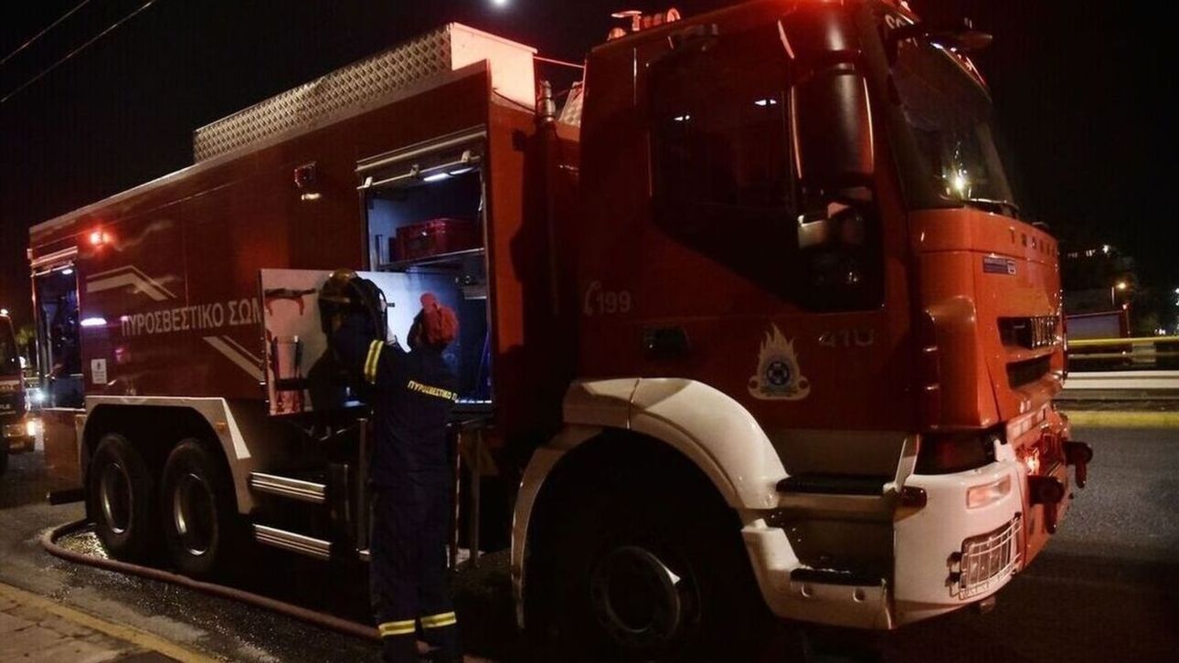 Ίλιον: Φωτιά σε δώμα - Απεγκλωβίστηκαν οι ένοικοι, τραυματίστηκε ...
