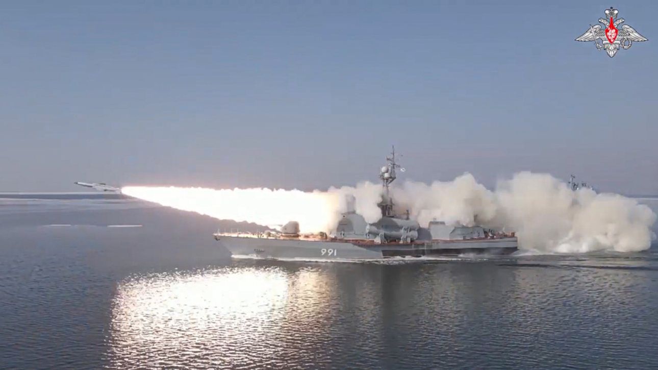 Ρωσικοί πύραυλοι έπληξαν ομοίωμα πλοίου στη Θάλασσα της Ιαπωνίας - CNN.gr
