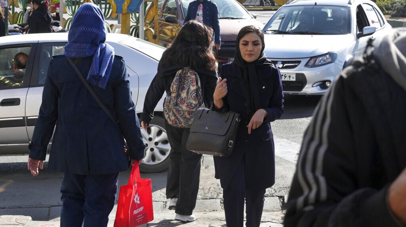 Ιράν: Απειλές για διώξεις δίχως έλεος σε γυναίκες χωρίς μαντίλα - CNN.gr