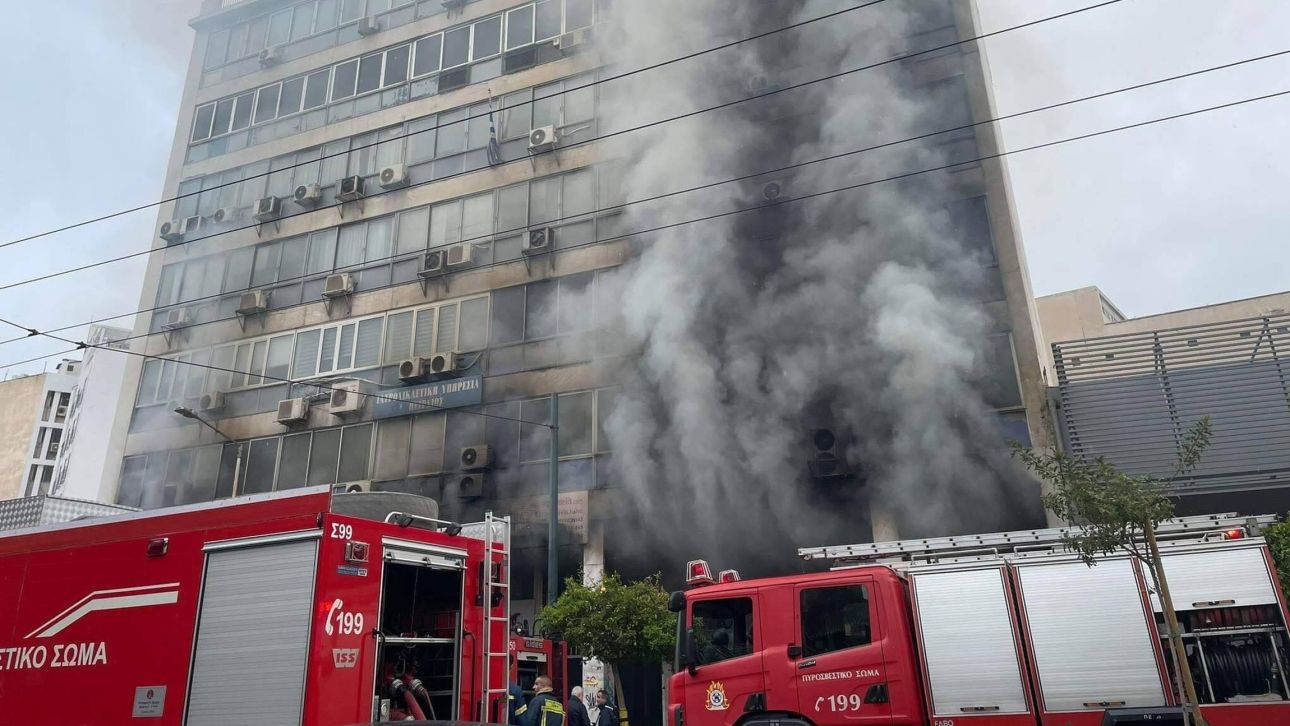 Φωτιά σε πολυκατοικία στον Πειραιά - Κινητοποίηση της Πυροσβεστικής ...
