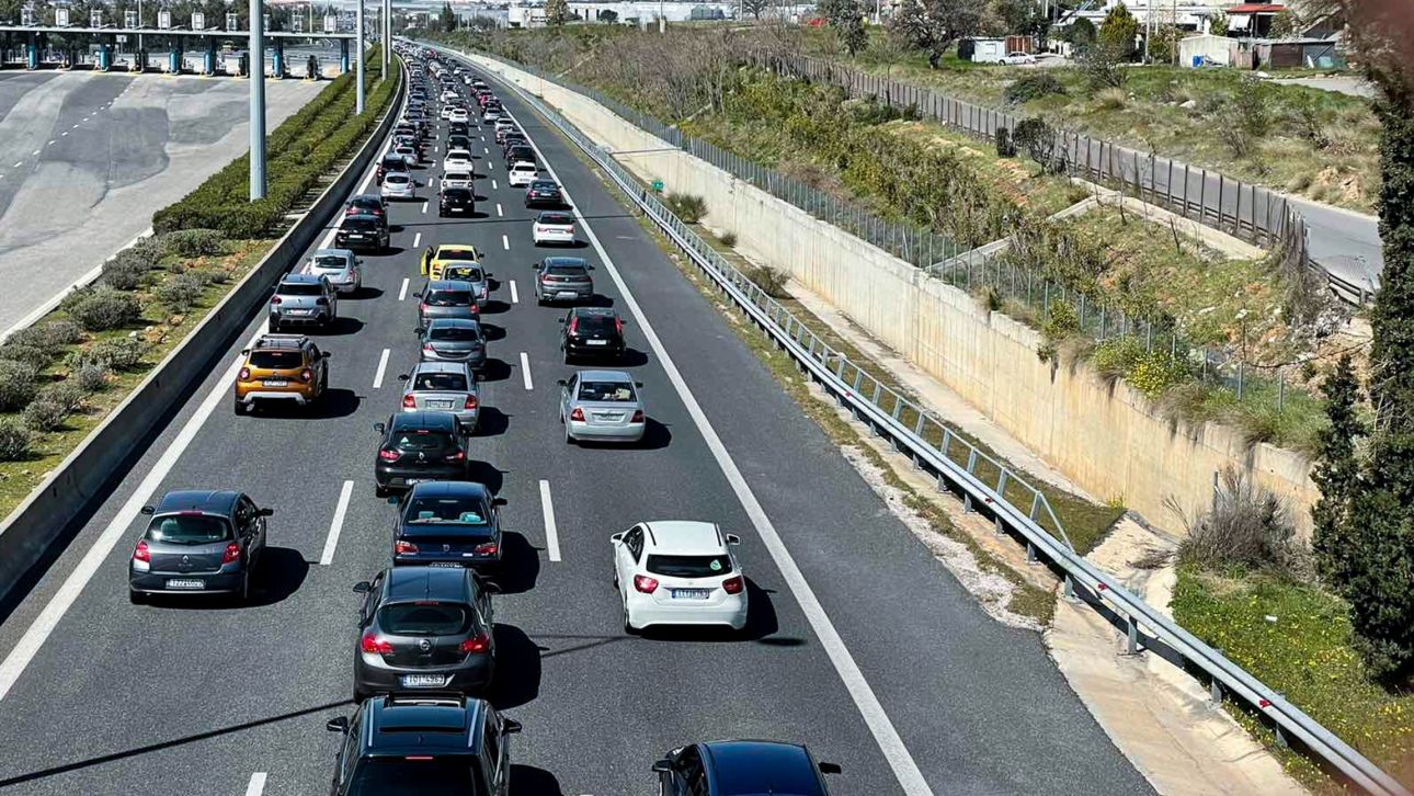 Καραμπόλα στην Αττική Οδό - Μποτιλιάρισμα τριών χιλιομέτρων - CNN.gr