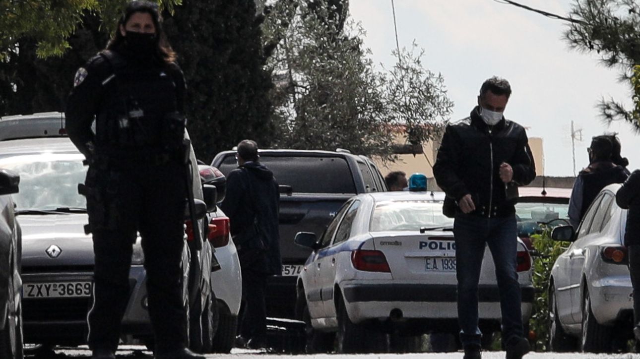 Γιώργος Καραϊβάζ: Η πρώτη δήλωση της συζύγου του για τις συλλήψεις - CNN.gr