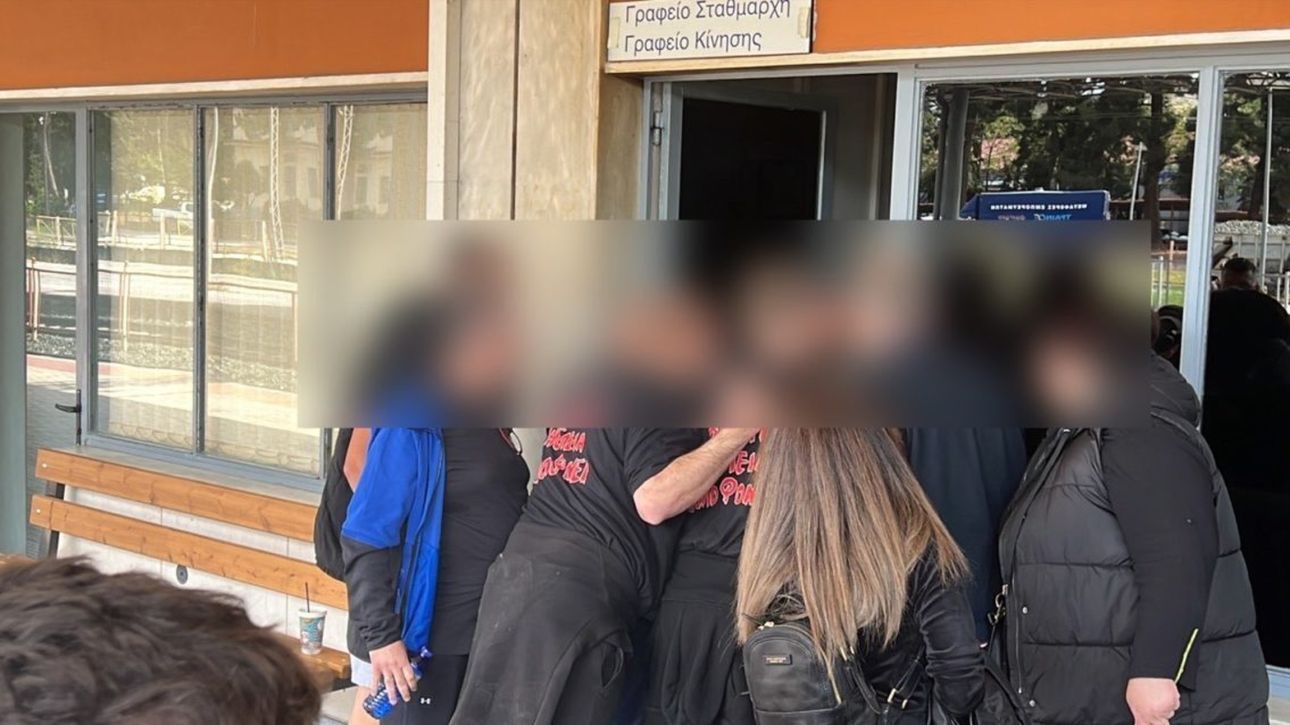 ΟΣΕ Λάρισας: Συγγενείς θυμάτων των Τεμπών διαπληκτίστηκαν με ...