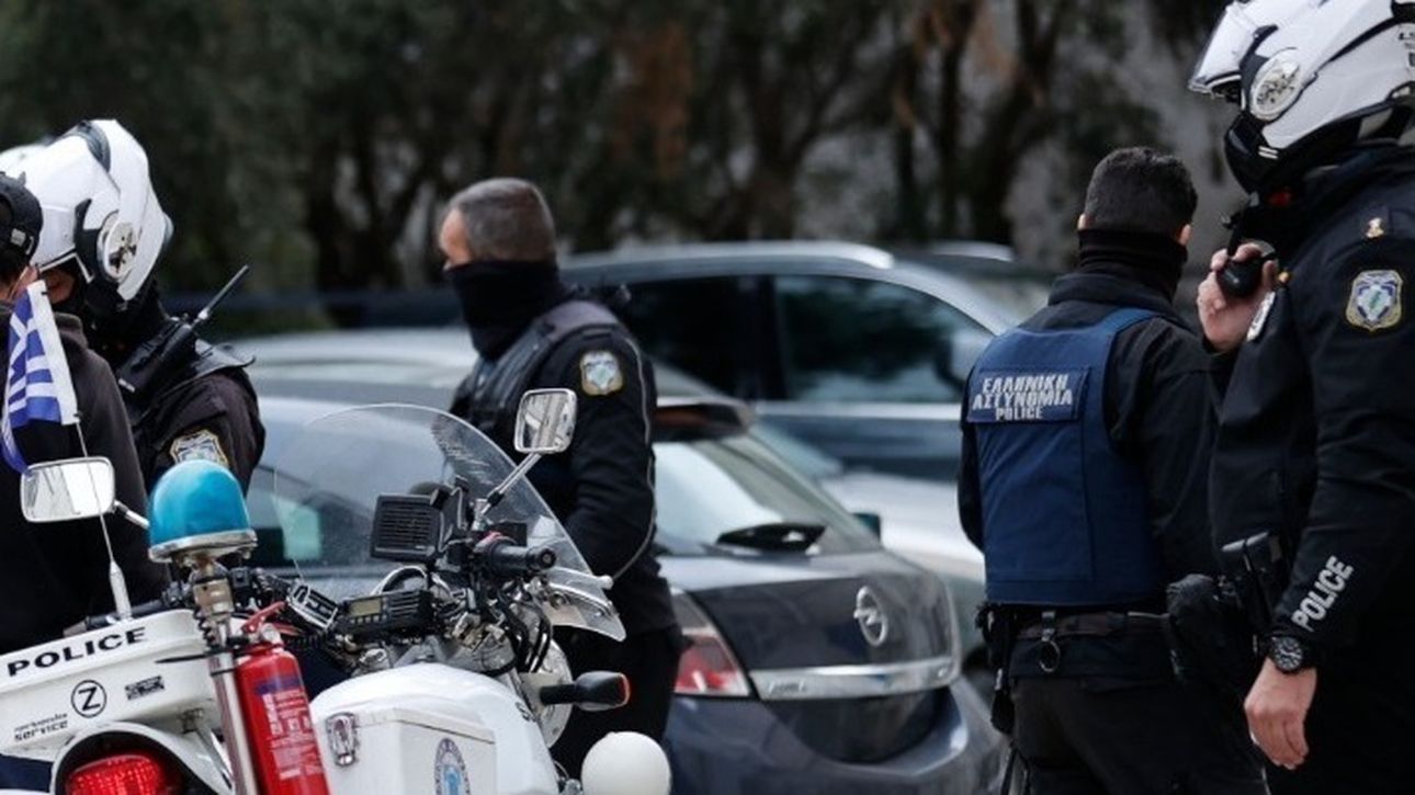 Για εμπρησμό κατηγορούνται οι δύο κουκουλοφόροι που πηδούσαν σε ...