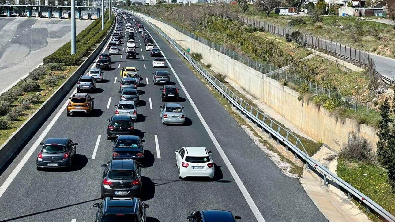 Σοβαρό τροχαίο στην Αττική οδό - Τραυματίστηκε μοτοσυκλετιστής - CNN.gr