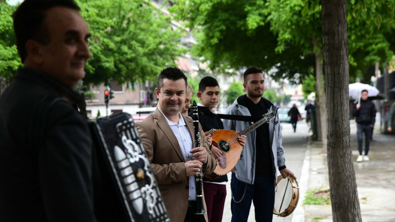 Με κλαρίνο και τραγούδι ψηφίζουν οι Λαρισαίοι - CNN.gr