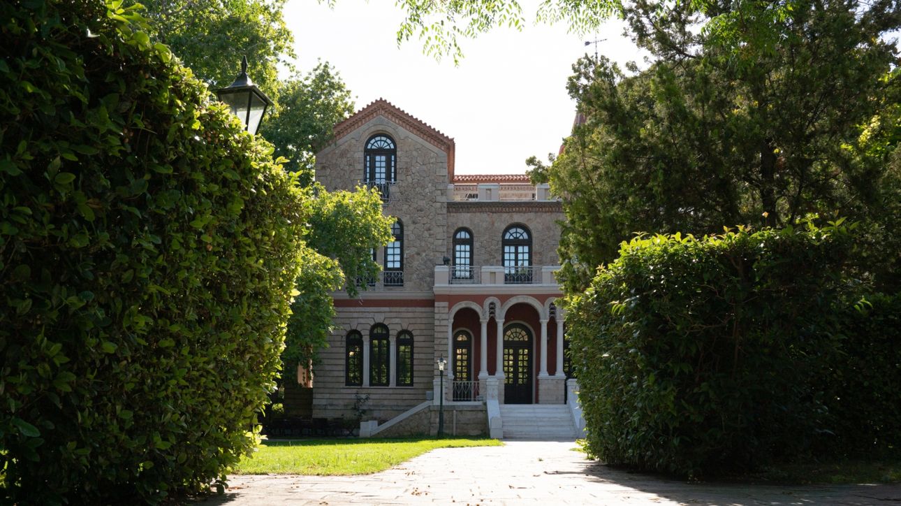 Τα επιβλητικά αρχοντικά της οδού Τατοΐου στην Κηφισιά - CNN.gr