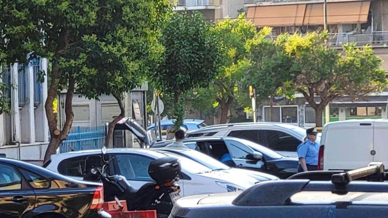 Νέος Κόσμος: Η ΕΛΑΣ ερευνά αν τα Καλάσνικοφ στο ΙΧ σχετίζονται με τη ...