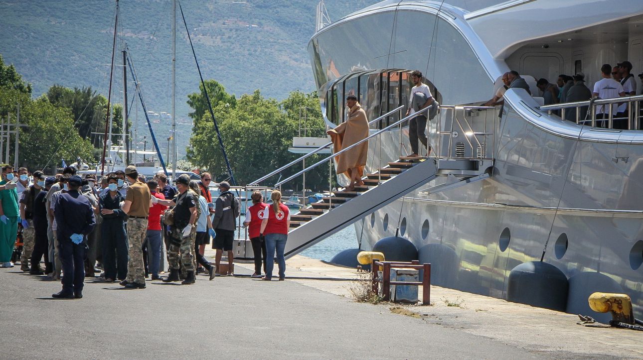 Ναυάγιο στην Πύλο: Έφτασαν στην Καλαμάτα οι διασωθέντες μετανάστες - CNN.gr