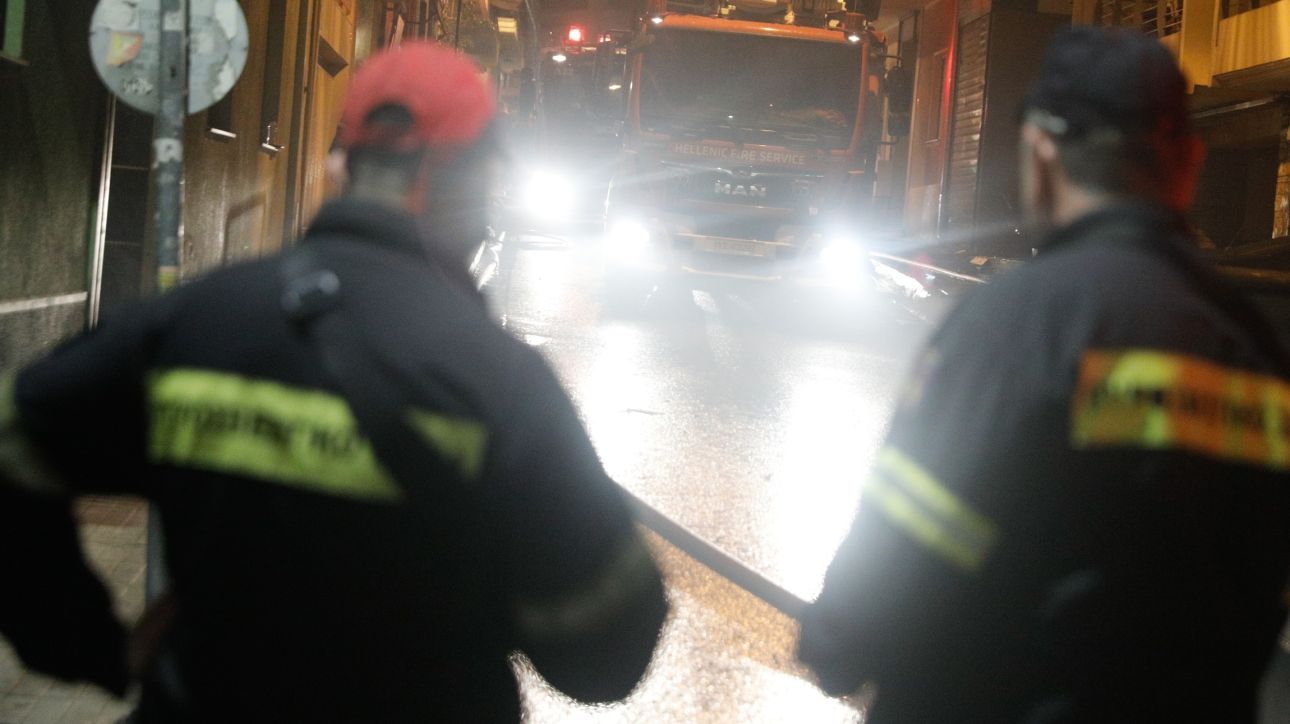 Φωτιά στο παλιό κτήριο του ΙΚΑ στην οδό Πειραιώς - CNN.gr
