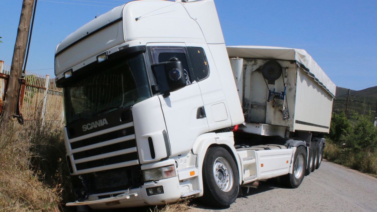 Λαμία: Νταλίκα προσέκρουσε σε μάντρα και αναποδογύρισε - CNN.gr