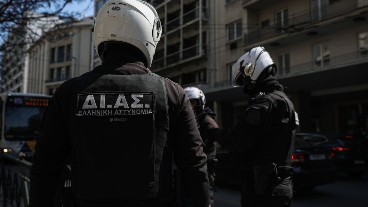 Ίλιον: Τροχαίο με δύο τραυματίες αστυνομικούς της ΔΙΑΣ - CNN.gr