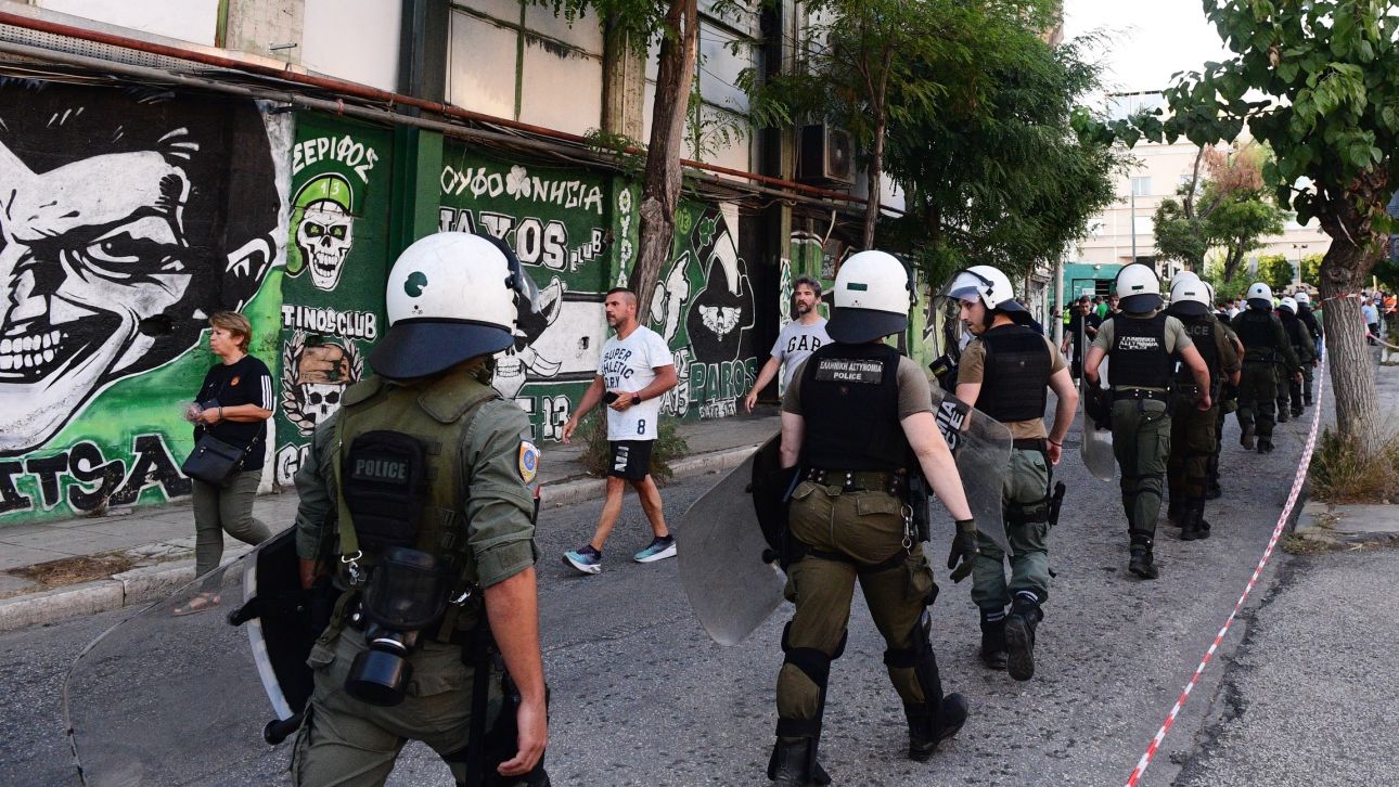 Τρεις συλλήψεις έξω από τη Λεωφόρο: Είχαν πάνω τους φωτοβολίδες και ...