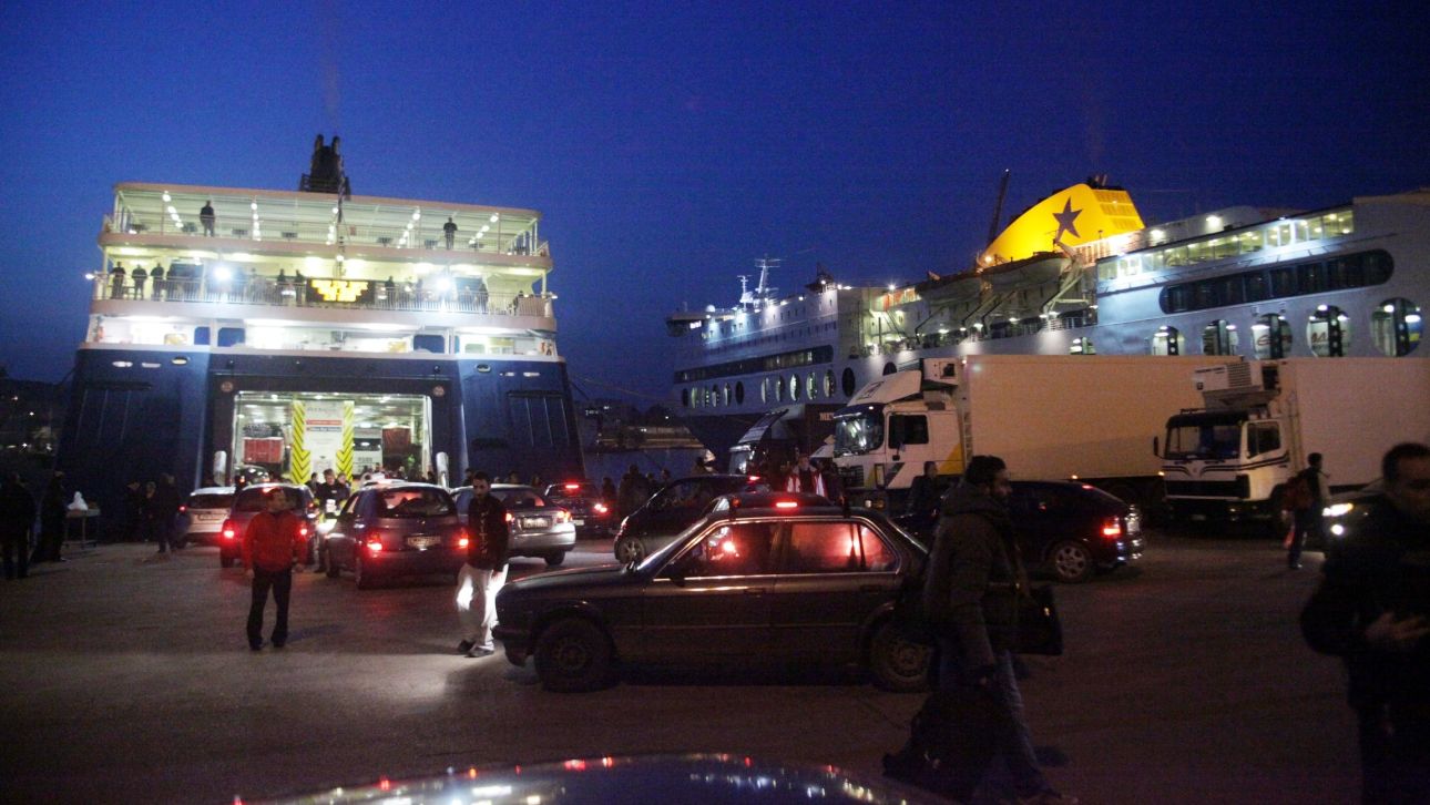 Ανατροπή: Συλλήψεις στον Πειραιά για τον πνιγμό επιβάτη - Απωθήθηκε από ...