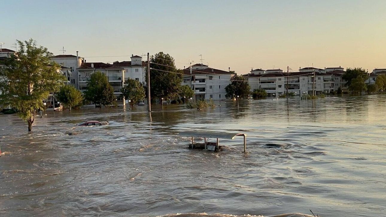 Πλημμύρες στη Θεσσαλία: Συνεχίζεται η επιχείρηση στη Λάρισα - «Μάχη» με ...