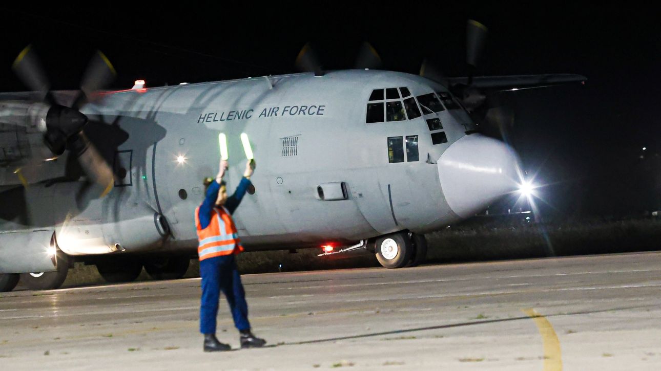 Με C-130 η ανθρωπιστική βοήθεια της Ελλάδας προς τη Λιβύη - CNN.gr