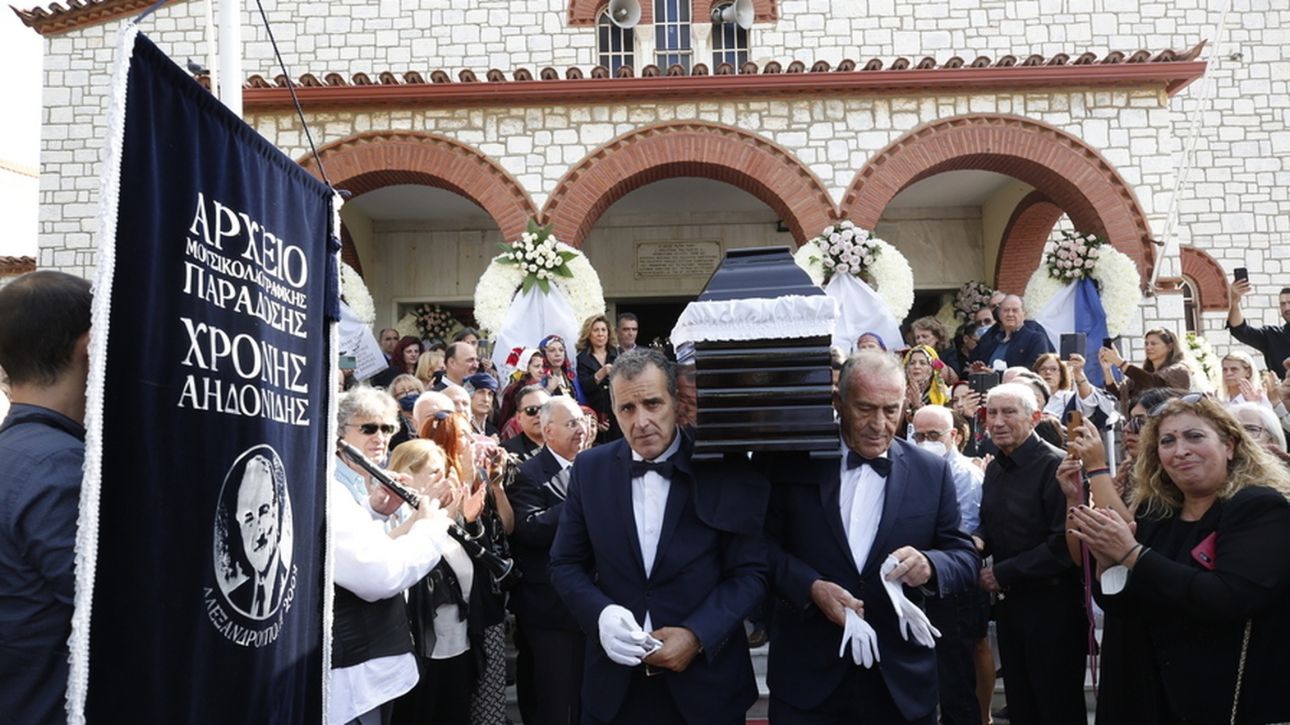 Σε κλίμα μεγάλης συγκίνησης το τελευταίο αντίο στον Χρόνη Αηδονίδη - CNN.gr