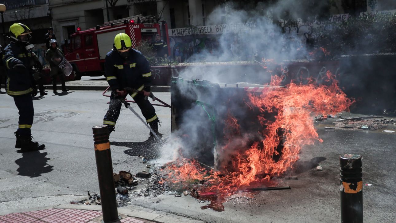 Πάτρα: Επιτέθηκαν στους πυροσβέστες που πήγαν να σβήσουν φωτιά σε κάδο ...