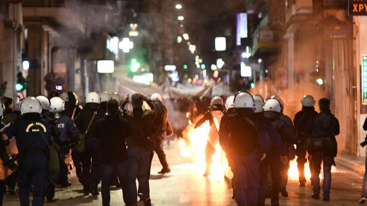Πάτρα: Επεισόδια με πέτρες και μολότοφ στην πορεία για το Πολυτεχνείο ...