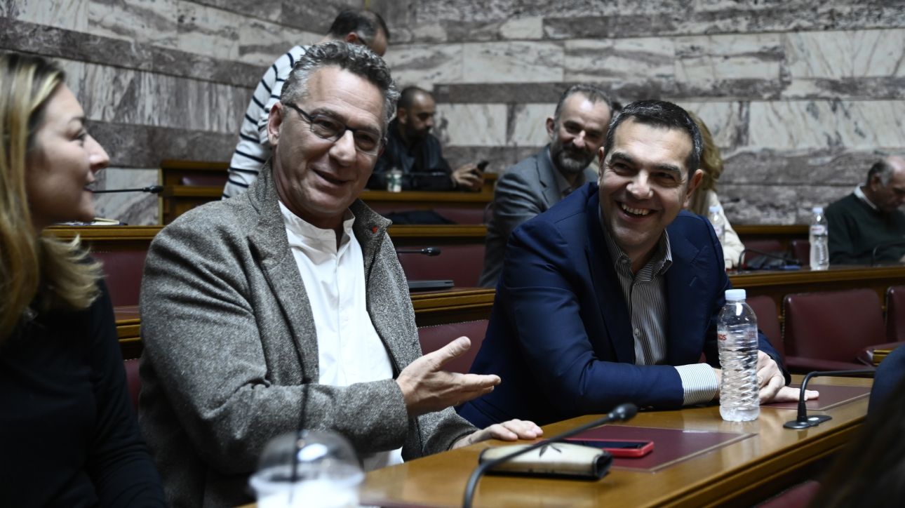 Αλέξης Τσίπρας: Τα χαμόγελα και το χειροκρότημα στη συνεδρίαση της ΚΟ ...