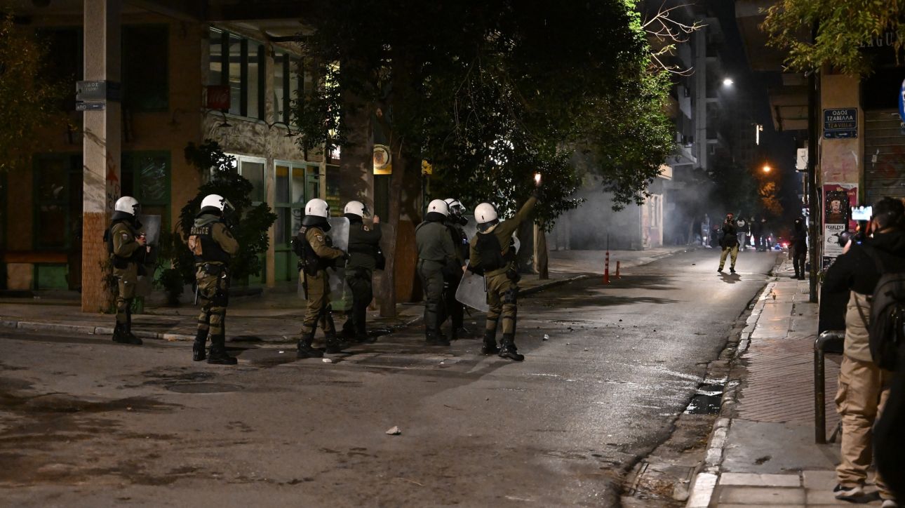 Επεισόδια στα Εξάρχεια: Επίθεση κατά διμοιρίας των ΜΑΤ με μολότοφ - CNN.gr
