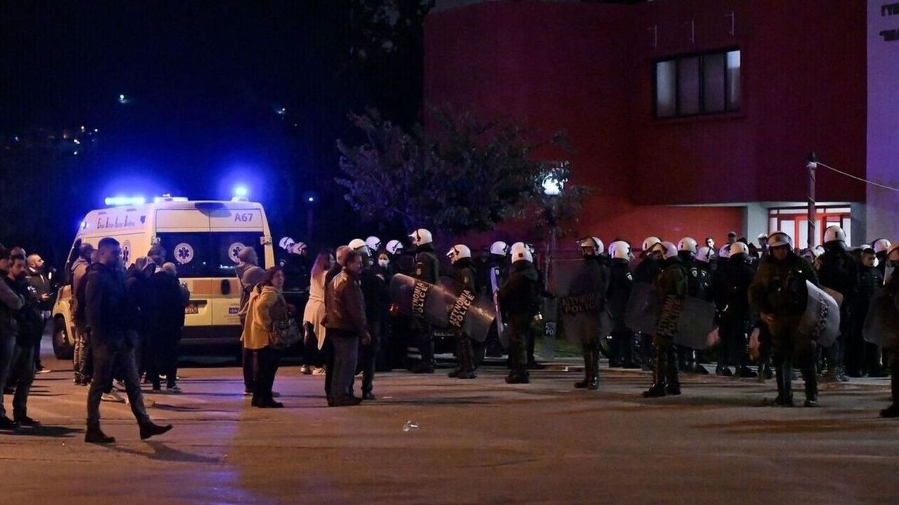 Ρέντη: Βρέθηκε πυρίτιδα στα χέρια του 18χρονου που έριξε τη φωτοβολίδα ...