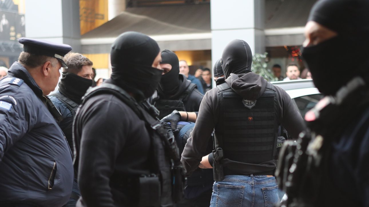 Ρέντη: Τι είπε ο 18χρονος στον ανακριτή για τη φωτοβολίδα και τον ...