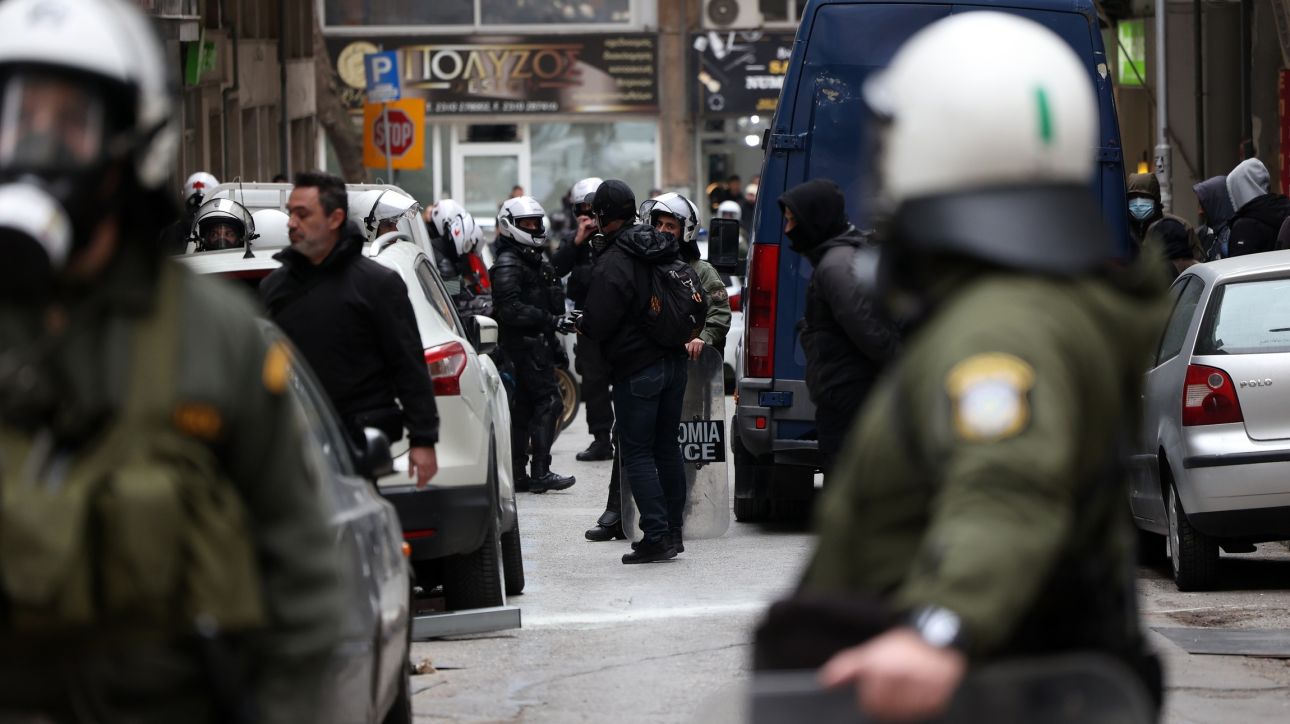 Ρέντη: Νεκρός ο 31χρονος αστυνομικός που χτυπήθηκε από φωτοβολίδα - CNN.gr